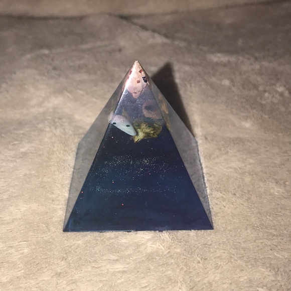 jfone8 | Office | Custom Epoxy Multi Coloredlayered Pyramid With Shells ...